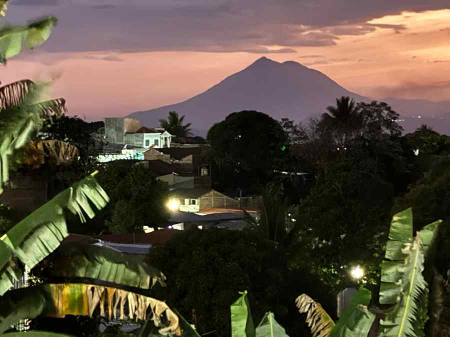 EL VOLCÁN DE SAN VICENTE – LA CASA DE ÓSCAR PERDOMO LEÓN. Haciendo uso ...